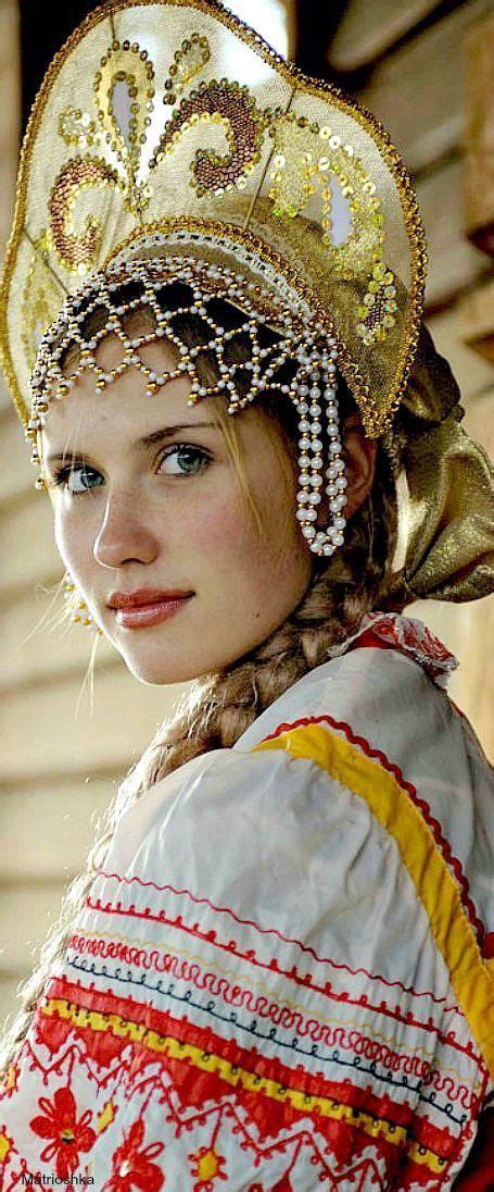 Young Woman In Tradition Russian Folk Dress Russische Schönheit