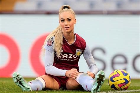 「爆弾ボディだ！」スイス代表のブロンド美女が披露した“限界マイクロビキニ”姿をファン絶賛！「本当にサッカー選手なの？」 サッカーダイジェストweb