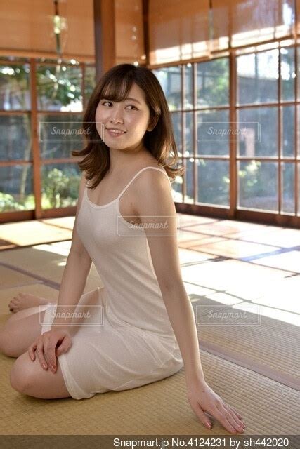 古民家の和室にてキャミソール姿でくつろぐ若い女性の写真・画像素材[4124231] Snapmart（スナップマート）