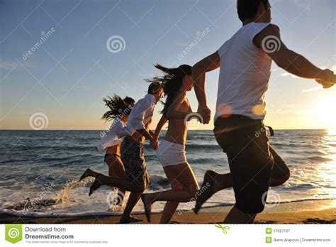 Les Gens Groupent Le Fonctionnement Sur La Plage Image Stock Image Du