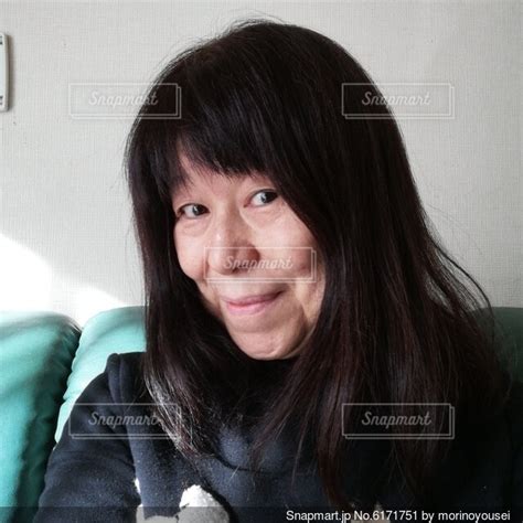意味ありげな顔でこちらをちらりと見る62歳の女性の写真・画像素材[6171751] Snapmart（スナップマート）