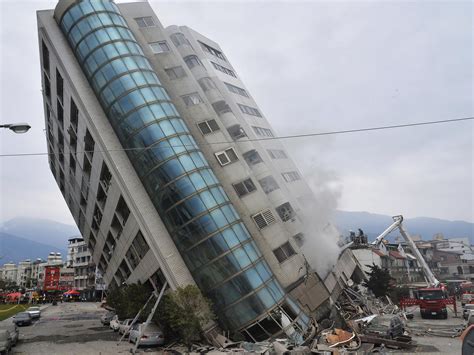 taiwan earthquake rescuers scramble to save people trapped in