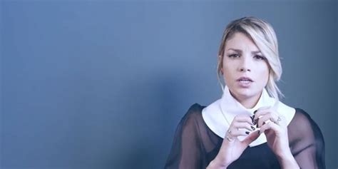 «resta Ancora Un Po Emma Marrone Sexy E Nostalgica Nel Videoclip Del