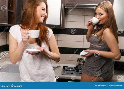 Sexy Frauen Mit Tasse Kaffee Stockbild Bild Von Kocher Ofen 29692229