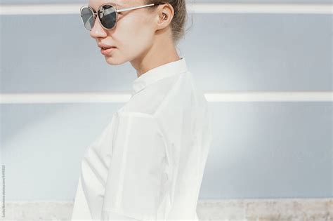 «young Woman Wearing Sunglasses Del Colaborador De Stocksy «amor