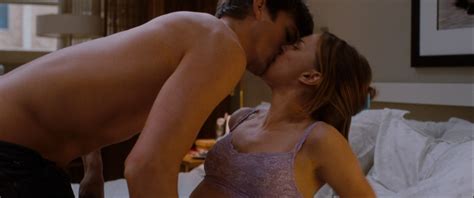 Голая Натали Портман в No Strings Attached