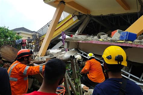 Indonesia Hunts For Survivors As Quake Death Toll Hits 60 Abs Cbn News