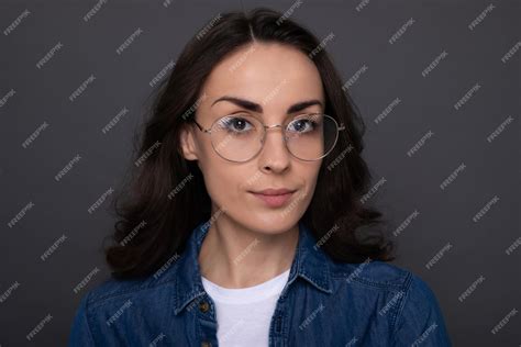 Premium Photo Close Up Portrait Of A Confident Attractive Young