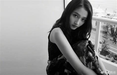 关晓彤晒街拍美照，炫酷性感美到窒息，a4腰筷子腿超抢镜