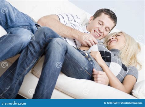 Liebevolle Paare Die Auf Couch Lachen Und Sich Entspannen Stockfoto