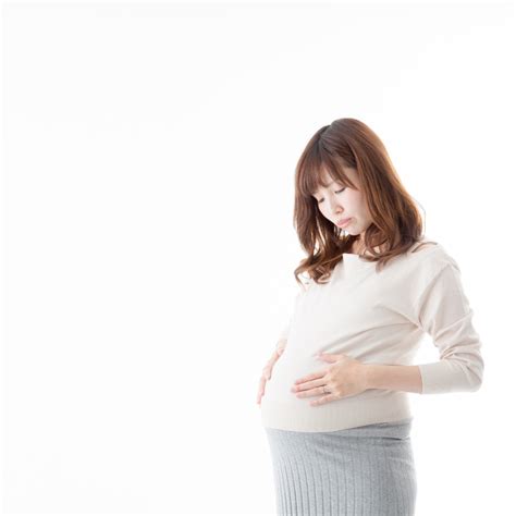 妊娠中にお腹が張るのはなぜ？放っておいても大丈夫？考えられる原因や病院受診の目安を解説！ トモニテ