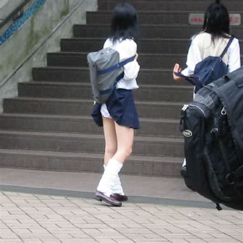 スカートがめくり上がったままカバンを背負っているjkパンチラ画像 パンチラ画像・盗撮画像の宝庫