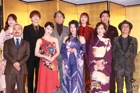 剛力彩芽、美しすぎる肩出しデコルテ見せレッドドレスで制作発表会に登場！「再び明治座に立たせていただけることが本当に嬉しいです」＜明治座創業