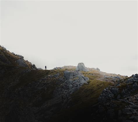 산 꼭대기에 서 있는 한 무리의 사람들 사진 Unsplash의 무료 베스테롤렌 이미지