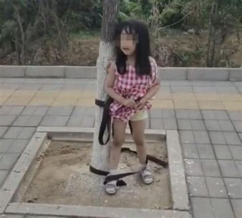 6岁女童哭闹不上学，狠心家长把她捆树上！孩子的错误要理智对待 搜狐大视野 搜狐新闻
