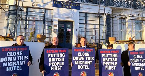 Video Britain First Holds Flash Protest Outside Migrant Hotels In