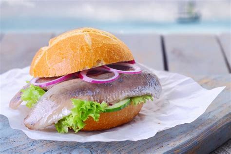 matjesbrötchen mit karamelli­sierten zwiebeln rezept fit for fun