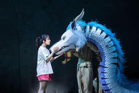 舞台『千と千尋の神隠し』ロンドン公演が開幕、観客を魅了 舞台写真＆千尋役橋本環奈・上白石萌音のコメント到着 の画像・写真 ぴあエンタメ情報