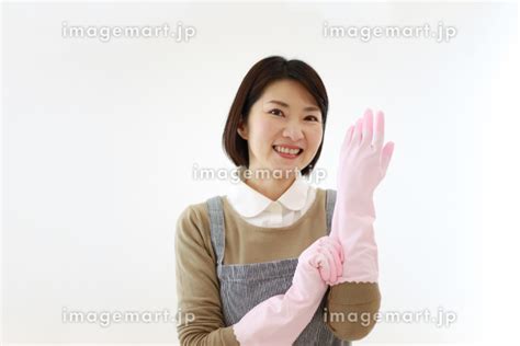 ゴム手袋を着ける女性の写真素材 [182685649] イメージマート