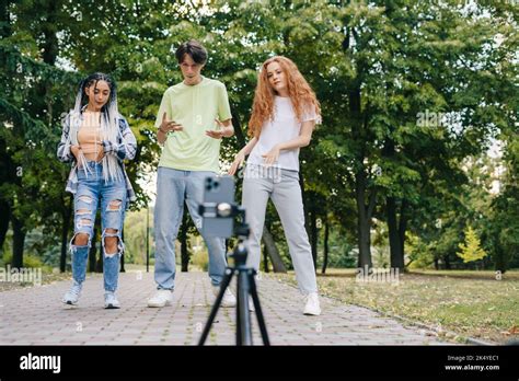 Grupo De Amigos De Moda Grabando Un Vlog Con Un Smartphone Montado En