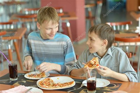 Niños Comiendo Pizza — Fotos De Stock © Aletia 50392171