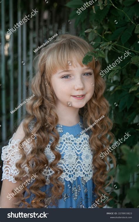 ภาพ ภาพสต็อก วัตถุ 3 มิติและเวกเตอร์เกี่ยวกับ 11 Year Old Girl Blonde