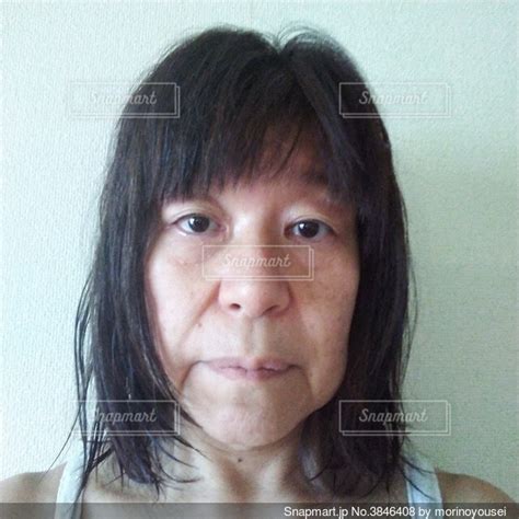 お風呂上がりで濡れた髪の60歳の女性の写真・画像素材[3846408] Snapmart（スナップマート）
