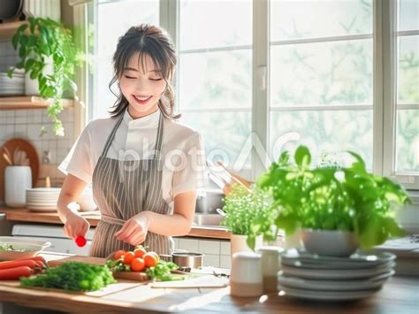キッチンで料理をする女性 No 29012995｜写真素材なら「写真ac」無料（フリー）ダウンロードok