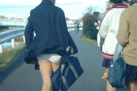 風でスカートがめくれるまんさん（jk）の画像wwywwywywyw ちょいえちえち速報