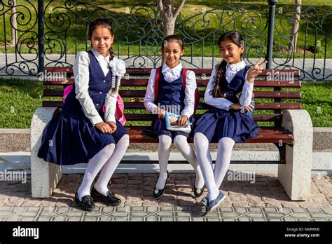 Trois Filles Assises Sur Un Banc Banque De Photographies Et Dimages à