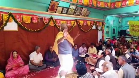 सरस निकुंज में भक्तों ने खेली फूलों की होली जमकर थिरके कदम देखें