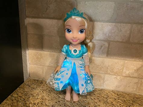 Disney Frozen Snow Glow Elsa Doll Sings Let It Go Dress Lights Up Ebay