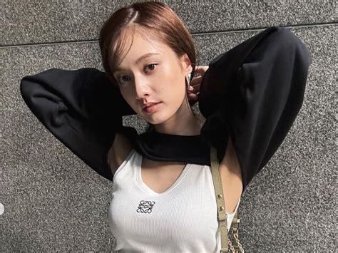 谷まりあ、タンクトップ姿で脇見せポーズ披露！ 「すごく色っぽくて、可愛い」「見てるだけで幸せになる」 All About News