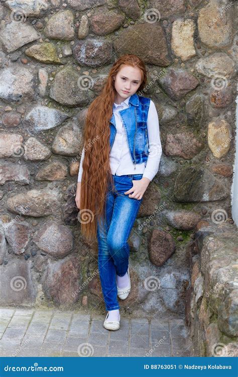 Belle Fille Rousse Avec De Longs Cheveux Jusquaux Genoux Image Stock