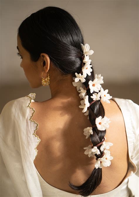 Elevating You Bridal Hairstyle With These Floral Hair Accessories