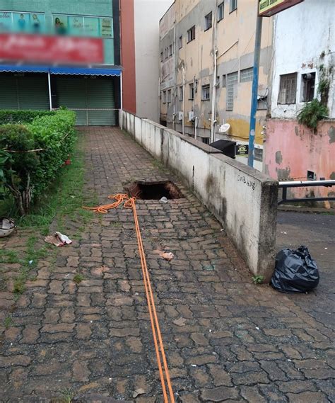 Homem Que Limpava Calçada é ‘engolido Por Cratera De 10 Metros Aberta