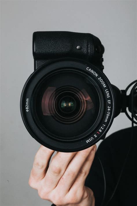 عکس های دست با دوربین مخصوص پروفایل و زمینه عکاسان حرفه ای
