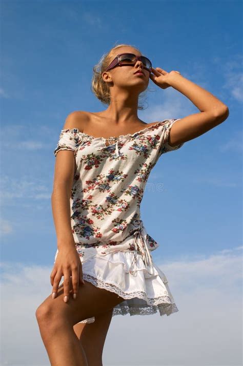 Fille Blonde Dans Des Lunettes De Soleil Image Stock Image Du Gentil