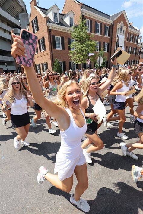 Bama Rush 2022 See The Bid Day Photos Of 2 345 Women Rushing To Their