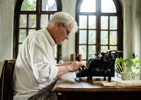 Senior Hombre Usando Máquina De Escribir Foto Premium