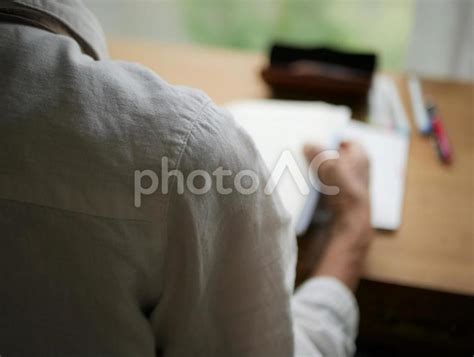 本を読む高齢女性 No 24154390｜写真素材なら「写真ac」無料（フリー）ダウンロードok
