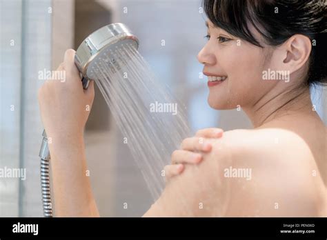 Mujer Cantando En Ducha Fotografías E Imágenes De Alta Resolución Alamy