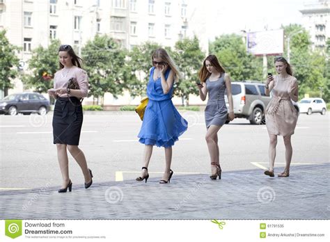 Quatro Meninas Bonitas Da Forma Que Andam Na Rua Imagem De Stock