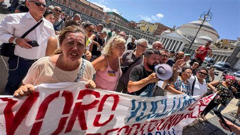 Reddito Cittadinanza Corteo Nelle Strade Di Napoli E Cori Contro