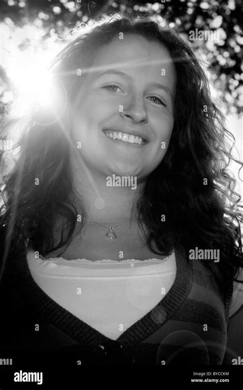 Jeune Fille Très Mince 17 Banque Dimages Noir Et Blanc Alamy