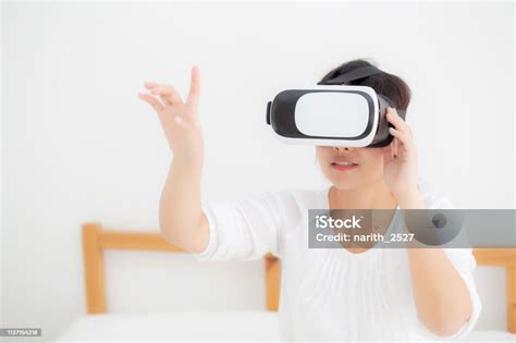 Wanita Muda Asia Yang Cantik Ceria Dan Menyenangkan Mengenakan Headset
