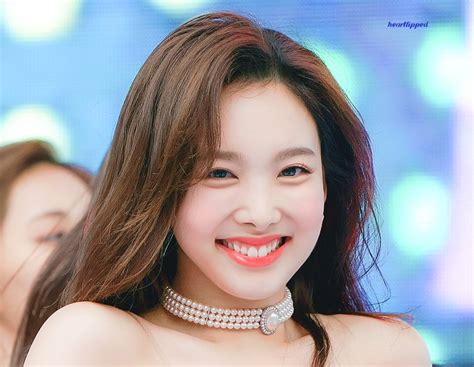Twiceナヨン、観客の目の前で愛嬌あふれるファンサ 延世大学園祭 デバク