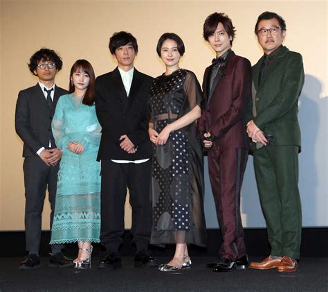 映画「嘘を愛する女」の初日あいさつに登壇した（左から）中江和仁監督、川栄李奈、高橋一生、長澤まさみ、daigo、吉田鋼太郎 ― スポニチ
