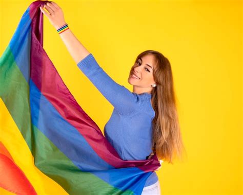 Bonita Chica Lesbiana Rubia Con Bandera Del Orgullo Gay En La Pared De