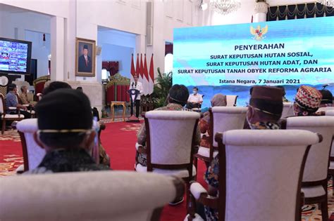 Jokowi Serahkan Sk Hutan Adat Hutan Sosial Dan Tora Se Indonesia